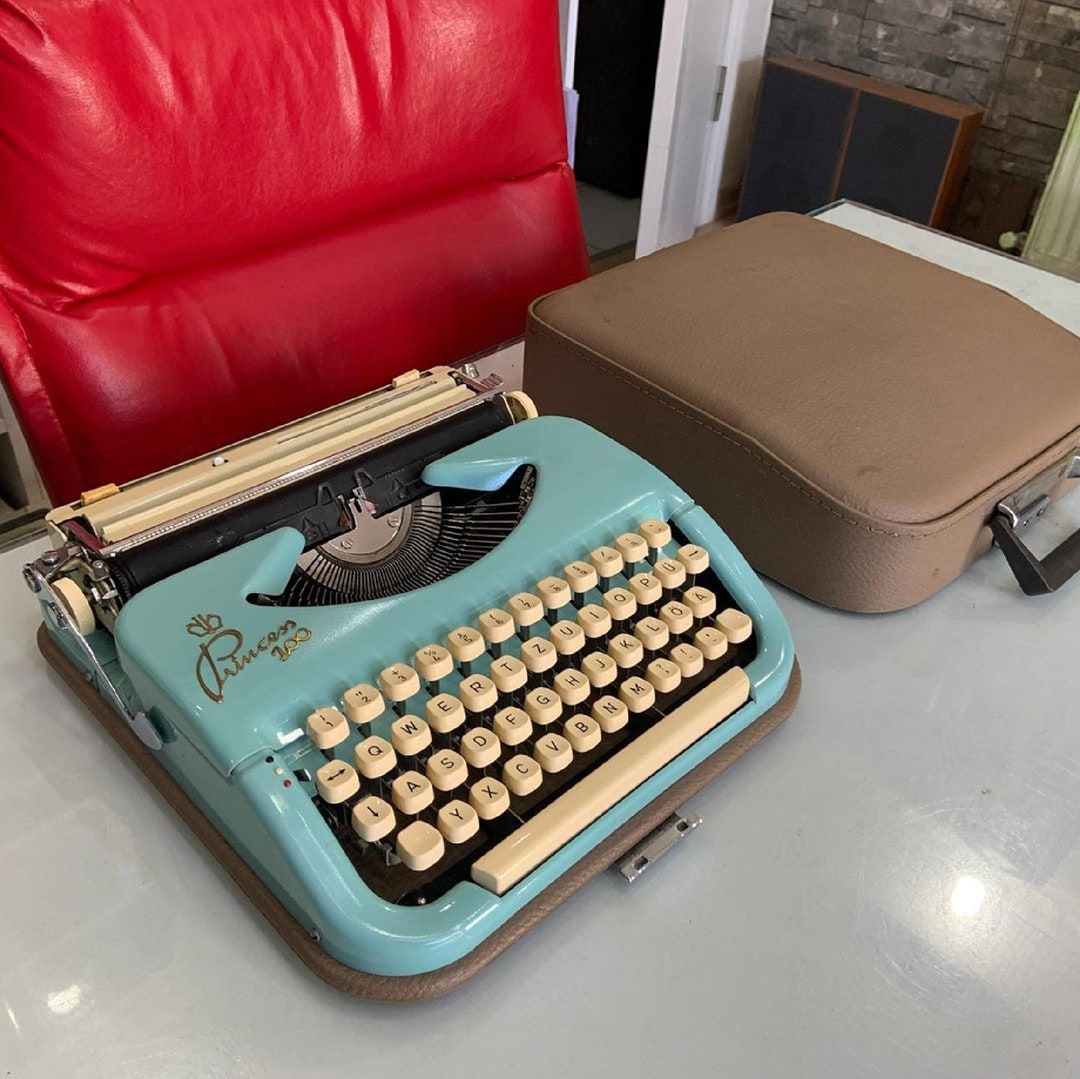 Princess 100 Typewriter, Working Vintage Typewriter in Blue With Beige ...