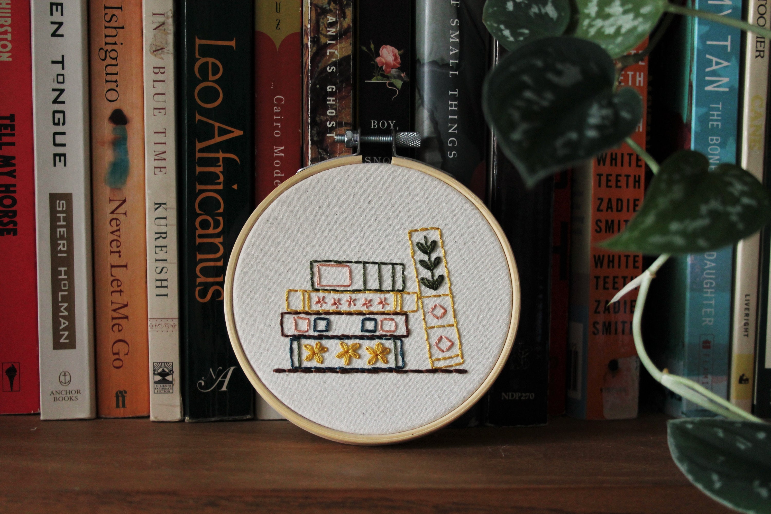 Book Lover Embroidery Pattern / Digital Hand Embroidery / - Etsy