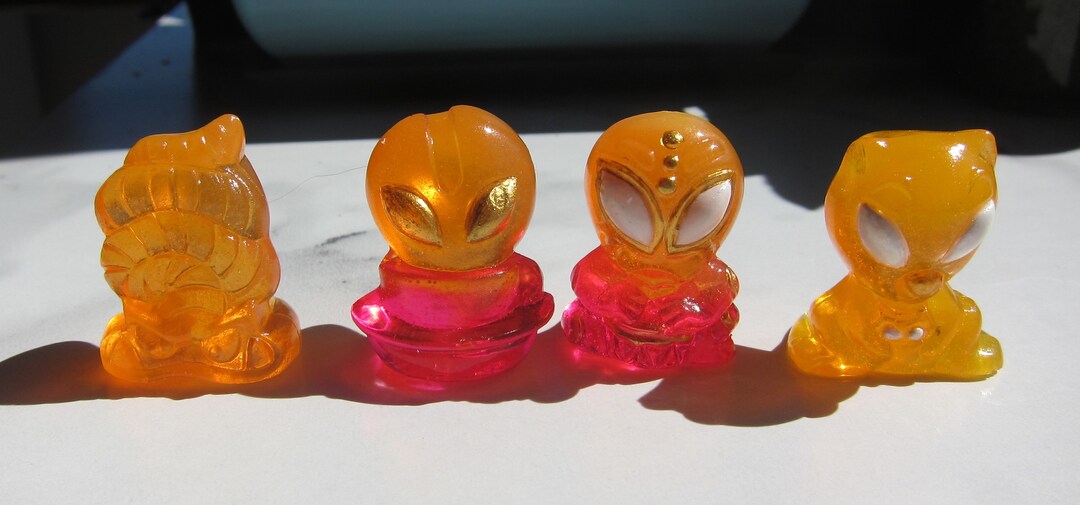 Lot of 4 Faux Crazy Bones Aliens Hand Painted Alien Gogos Resin Glow in ...