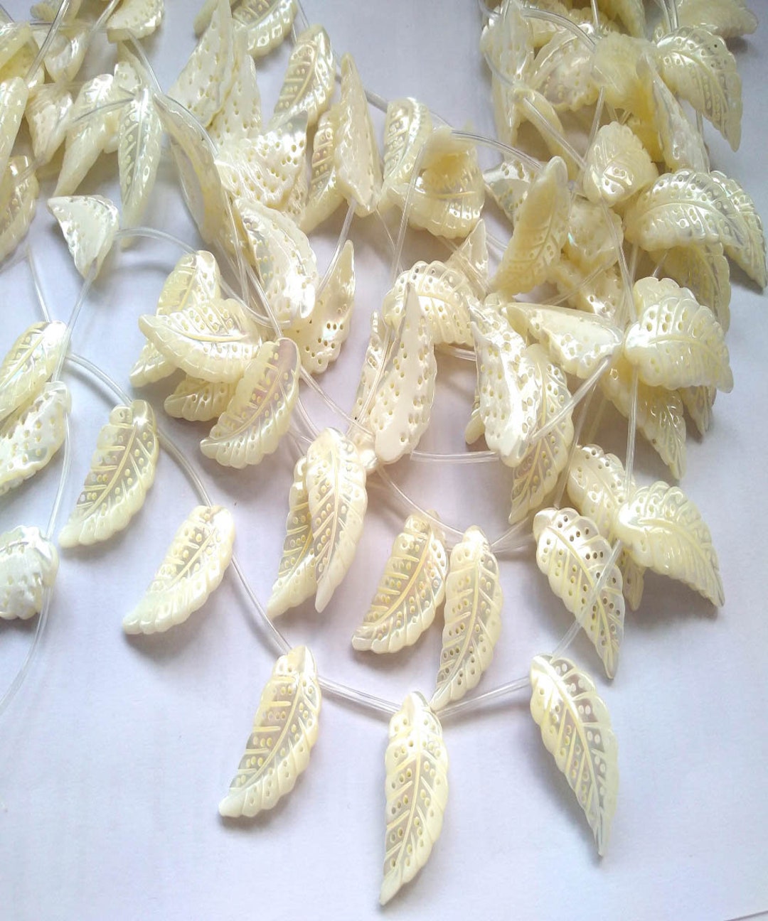 16'' Strand Shell Charms Engraved Leaves Natural Sea Shell Carved Leaf ...