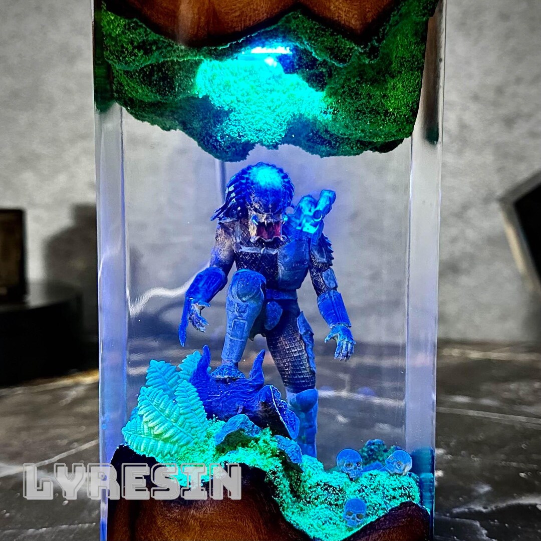 Custom Pred.ator Resin Wood Lamp,custom Epoxy Resin Lamp, Resin Night ...