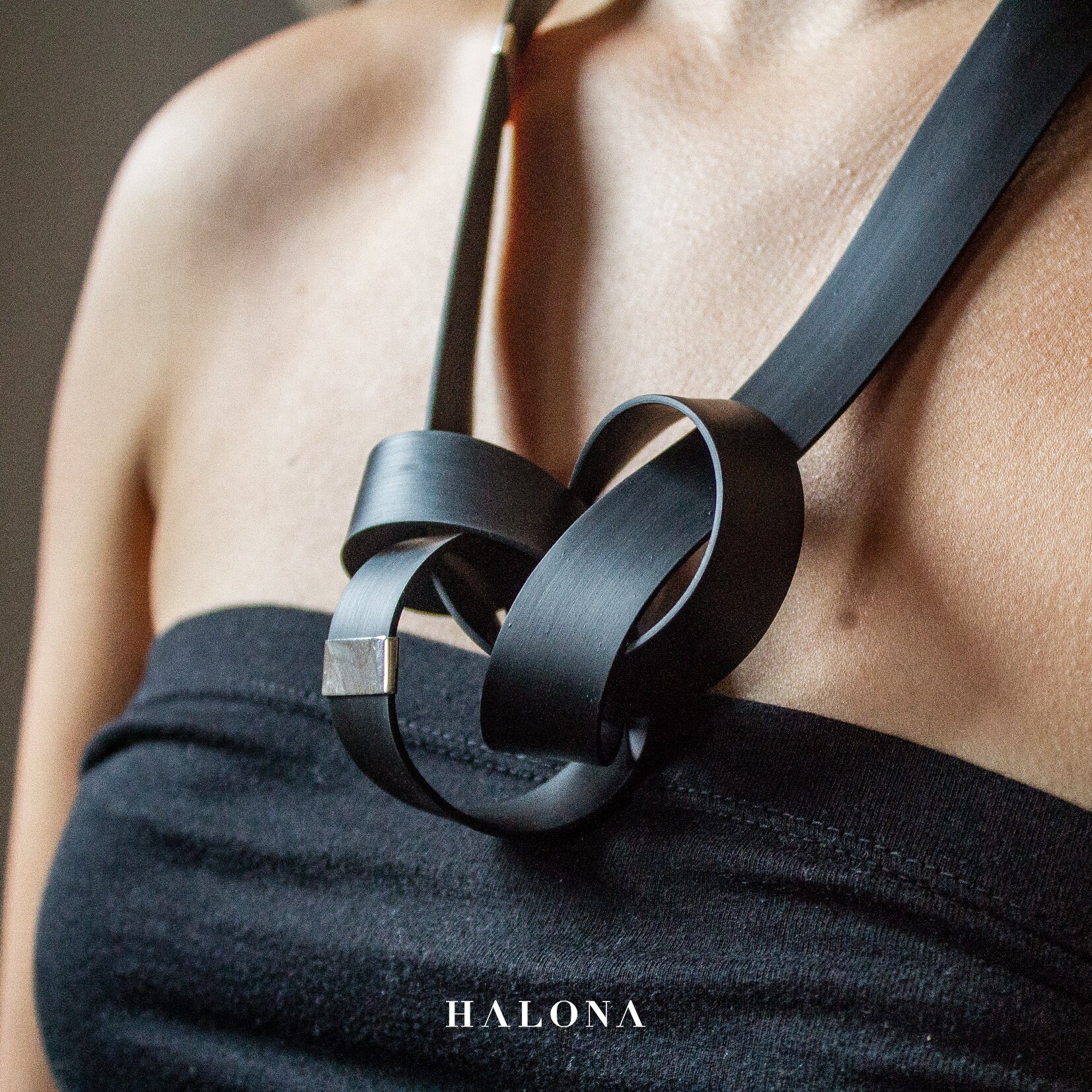 Collar moderno hecho a mano hecho de plata y caoutchouc. Diseño ...