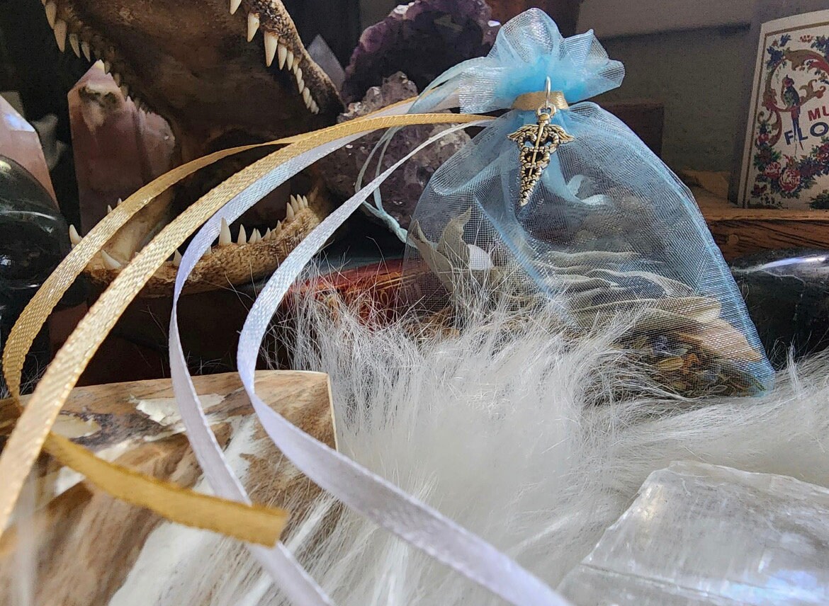 Healing Mojo Bag: Hoodoo Spells, Herbs & Crystals - Etsy