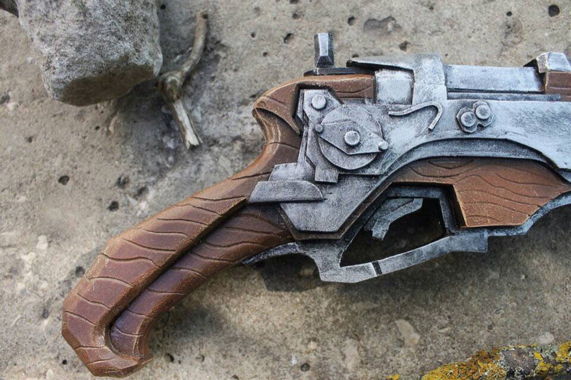 Corvo Attano gun. Dishonored | Etsy
