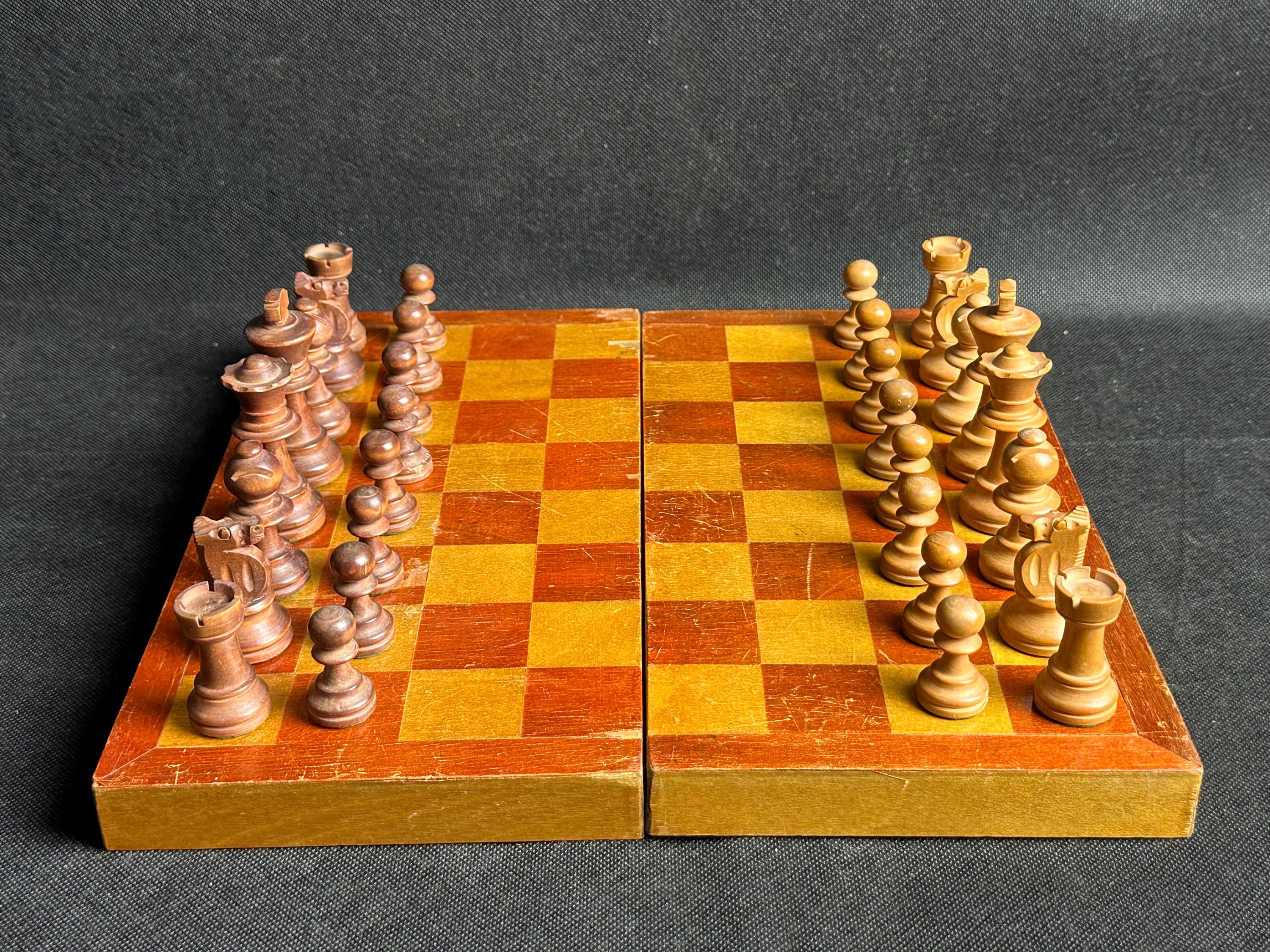 Vintage Staunton Chess Set 60s in Chess Board in Good Condition. Great ...