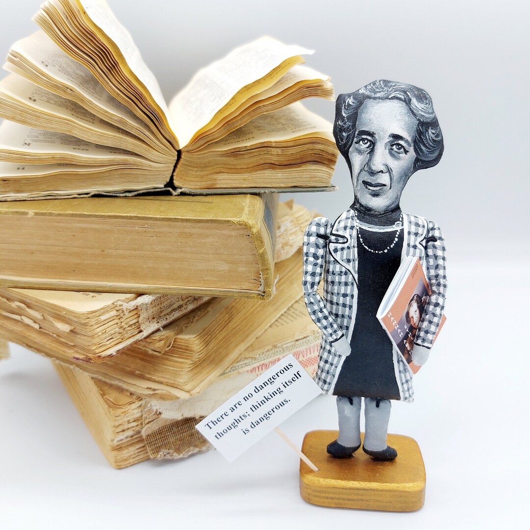 Statuetta fatta a mano di Hannah Arendt: statuetta di teorico politico ...