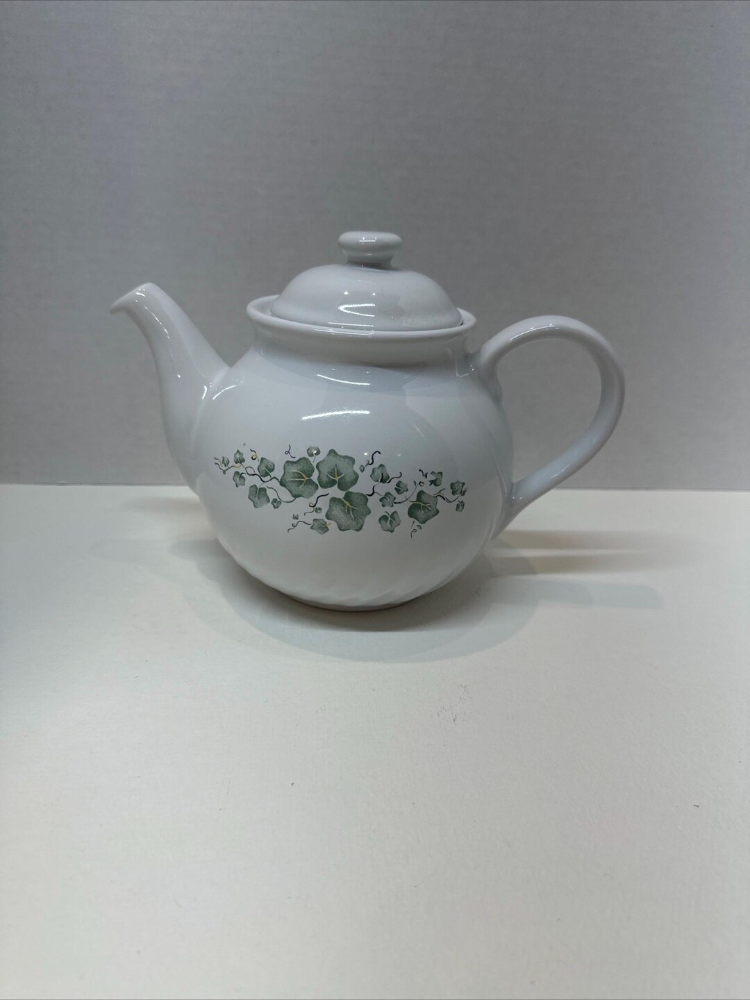 Z Corning Corelle Callaway Green Ivy Teapot 5-cup Stoneware White Swirl ...