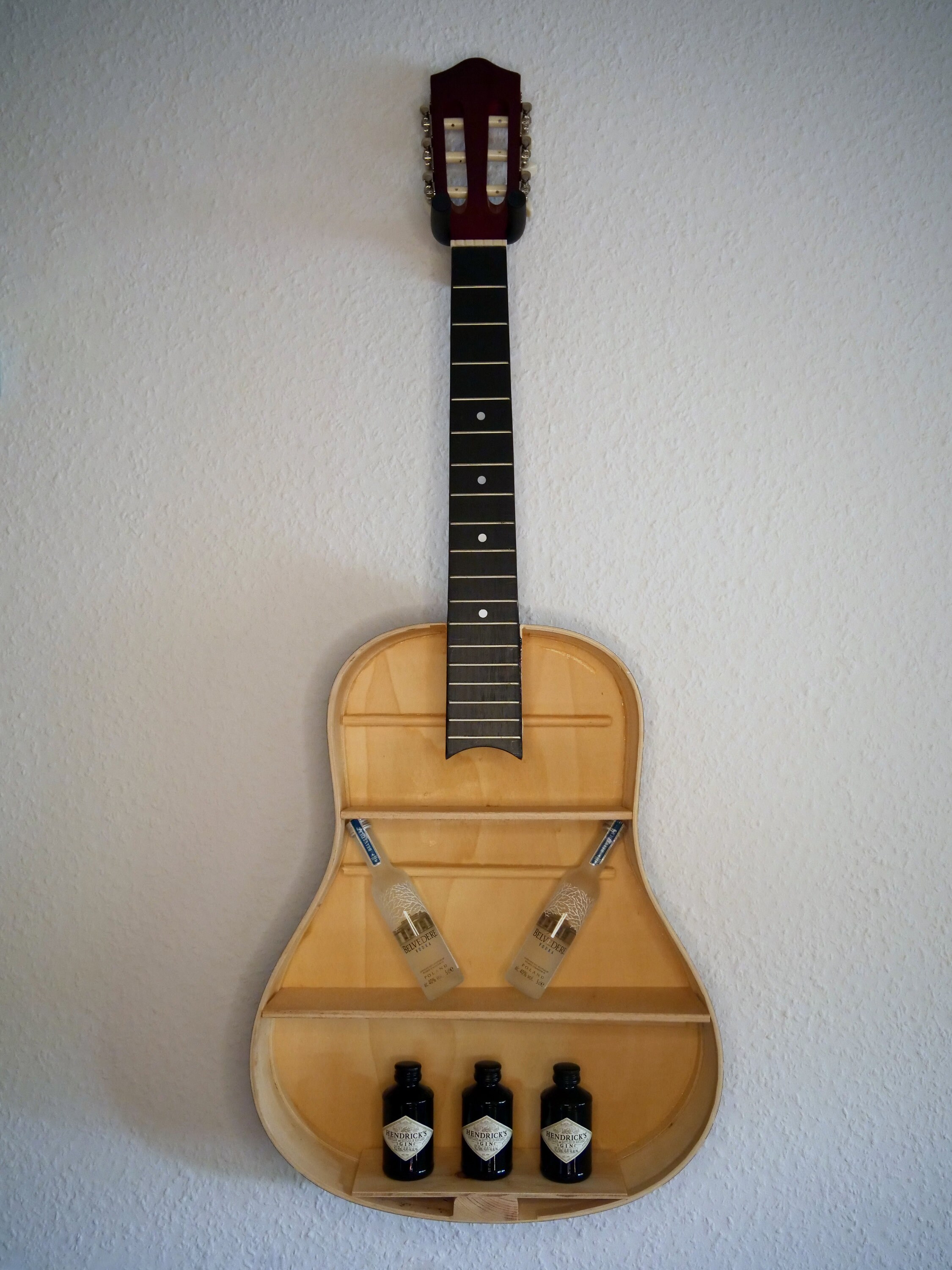 Verschiedene Gitarrenregale - Aufbewahrung aus alten Musikinstrumenten ...