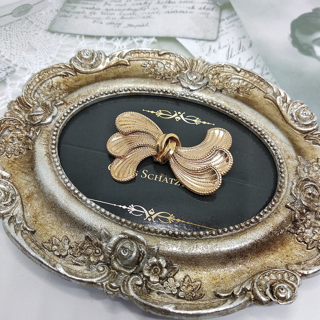 Bow Brooch With a Structured Surface and Delicate 8kt Gold Plating ...