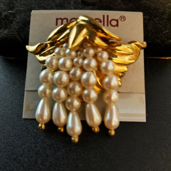 Vintage Marvella pearl drop brooch. 5 beautiful strands of Marvella pearls drop from a sculptured gold tone base. Etsy