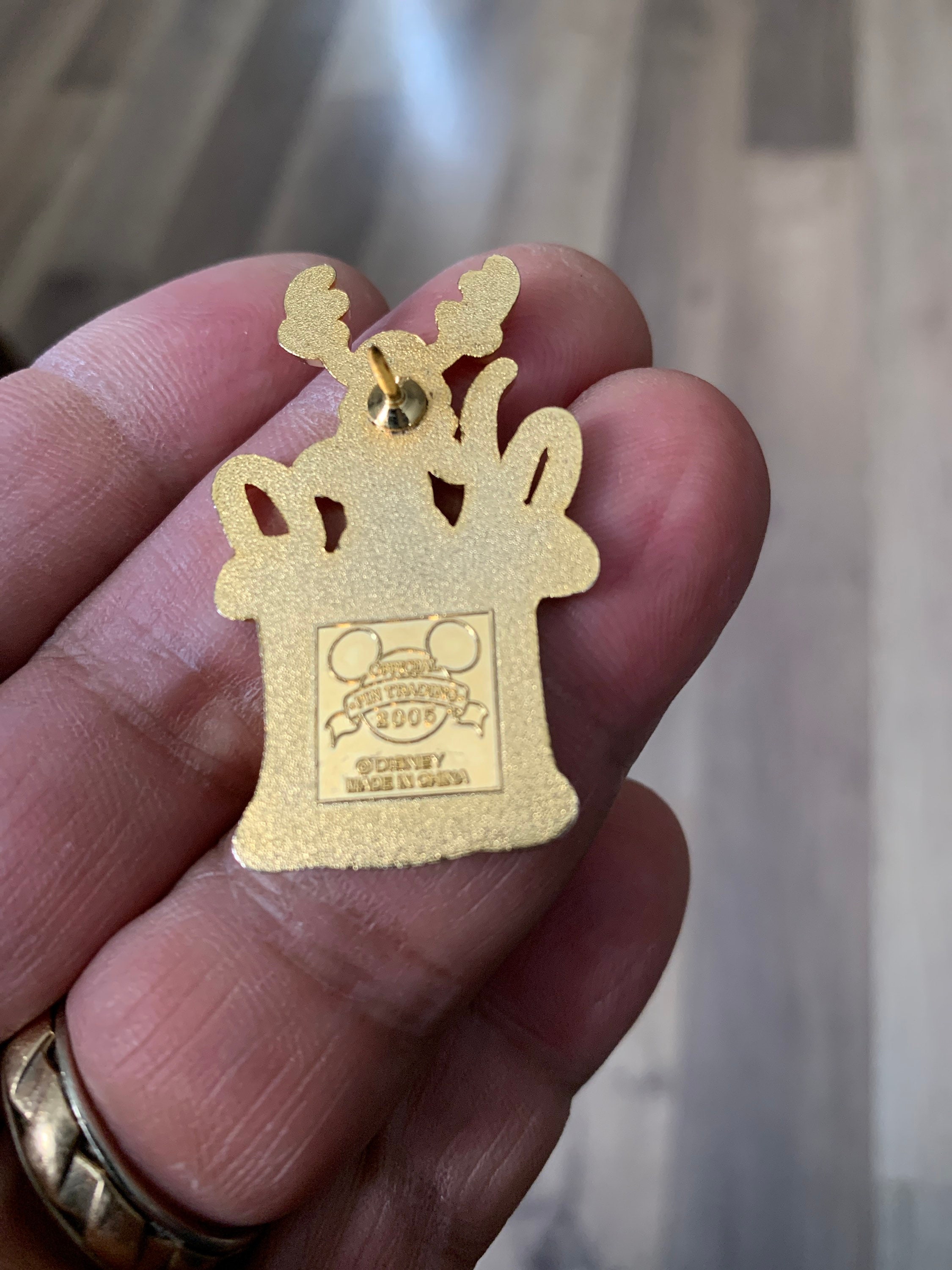 Memorabilia Souvenirs & Events Pin 43560 NYC WOD Happy Holidays Pin ...