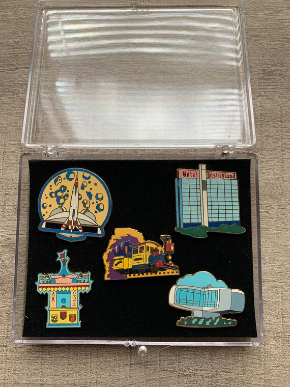 Vintage disneyland pin - Gem