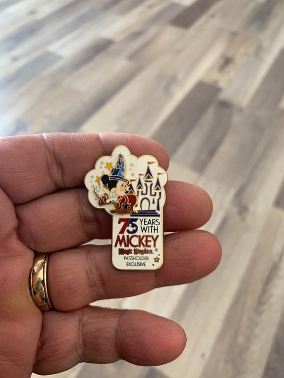 Art & Collectibles Passholder Exclusive 75 Years With Mickey Hinged Pin ...