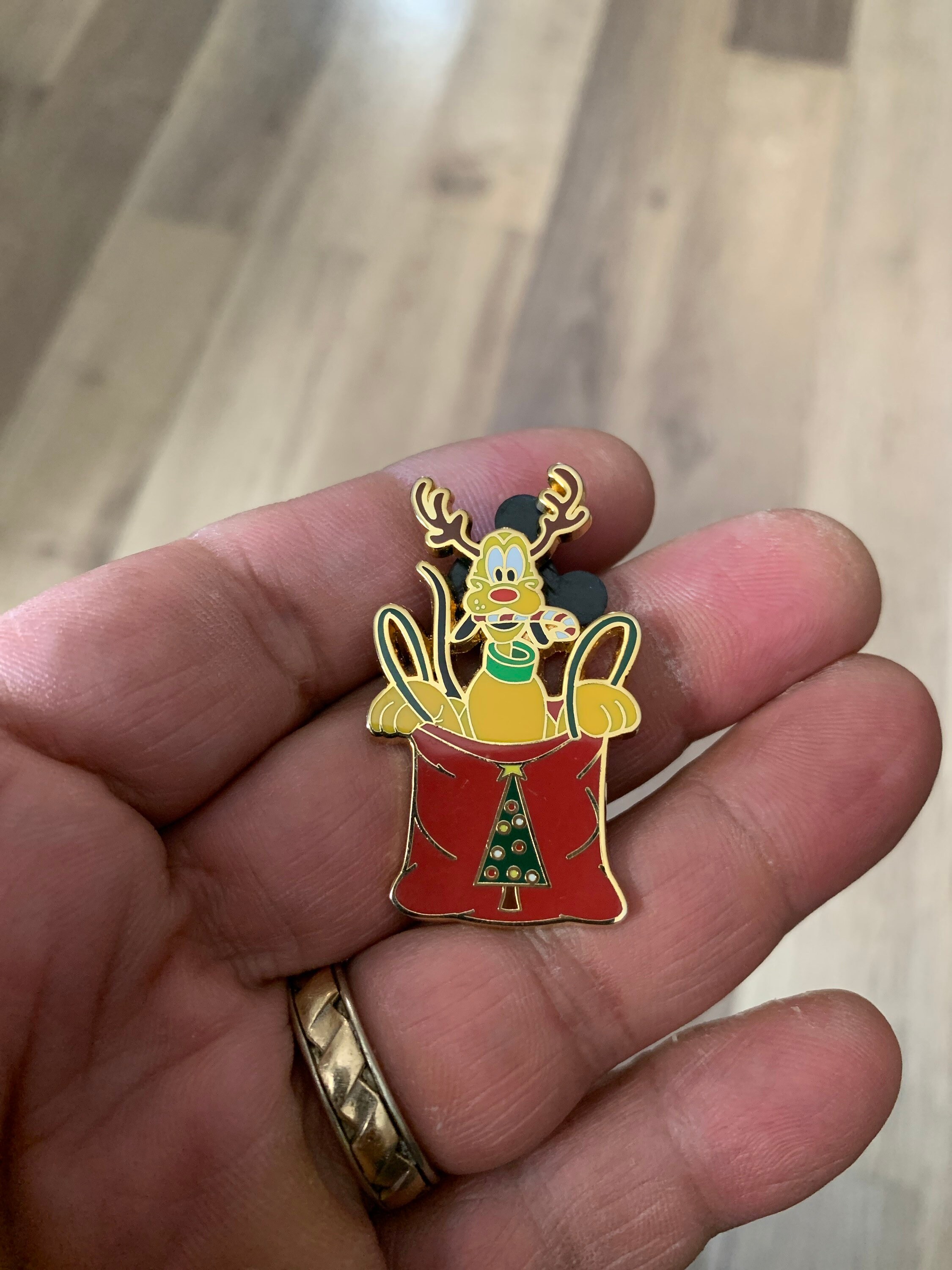 Memorabilia Souvenirs & Events Pin 43560 NYC WOD Happy Holidays Pin ...