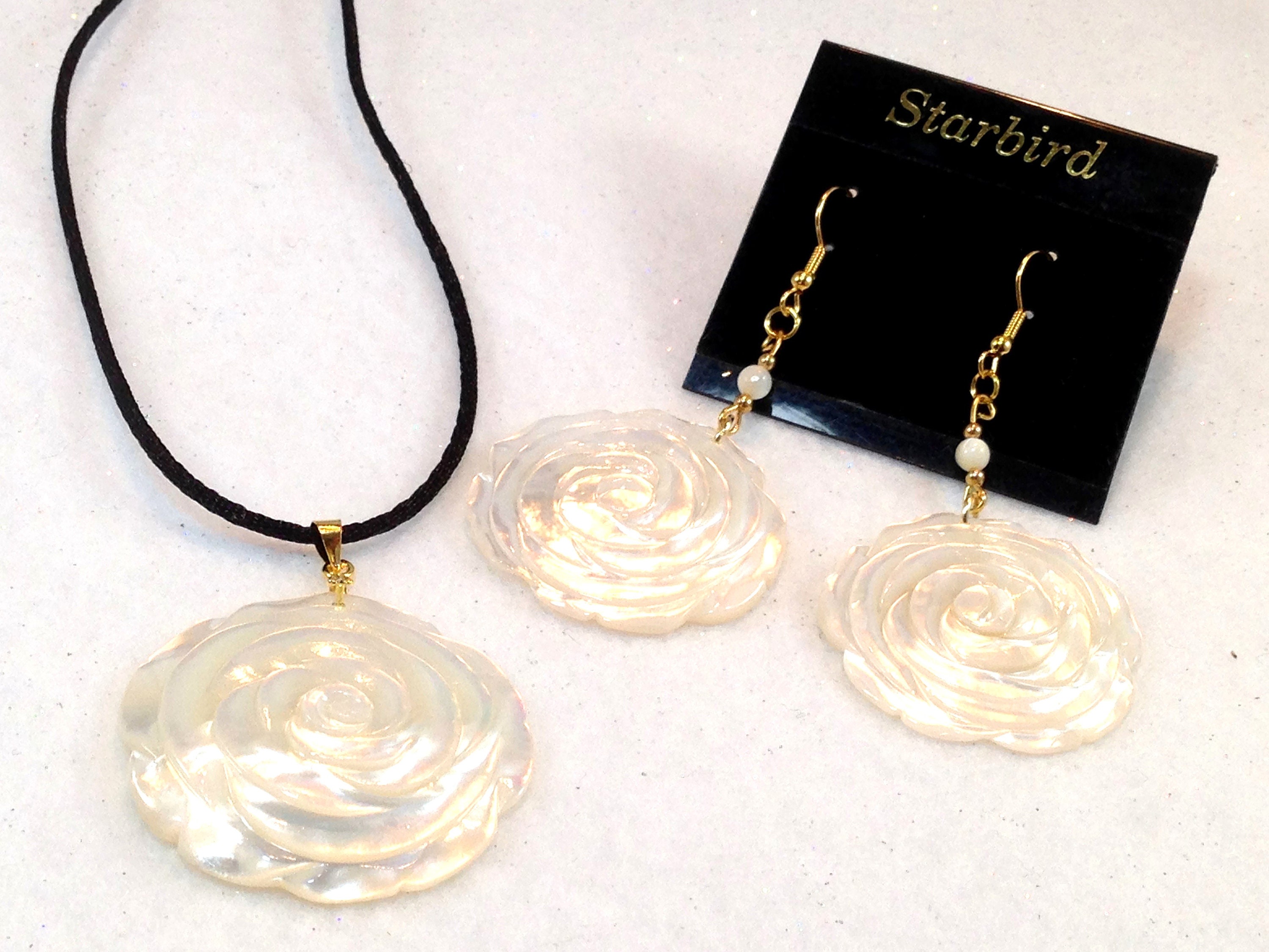 White Shell Flower Pendant Necklace - Etsy