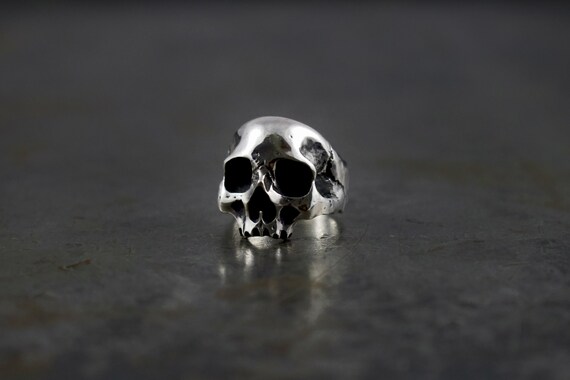 Anatomical Skull Ring Toothless - Etsy