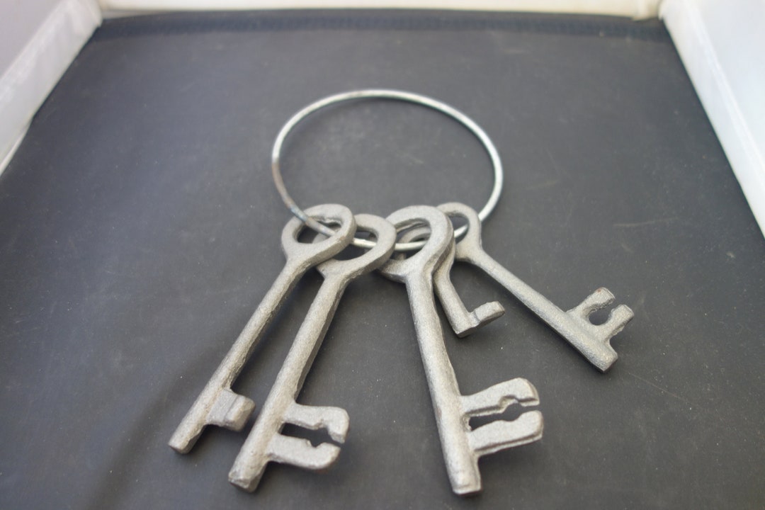 Vintage Large Set of Jailer's Keys Novelty Key Set Art Piece Prop Very ...