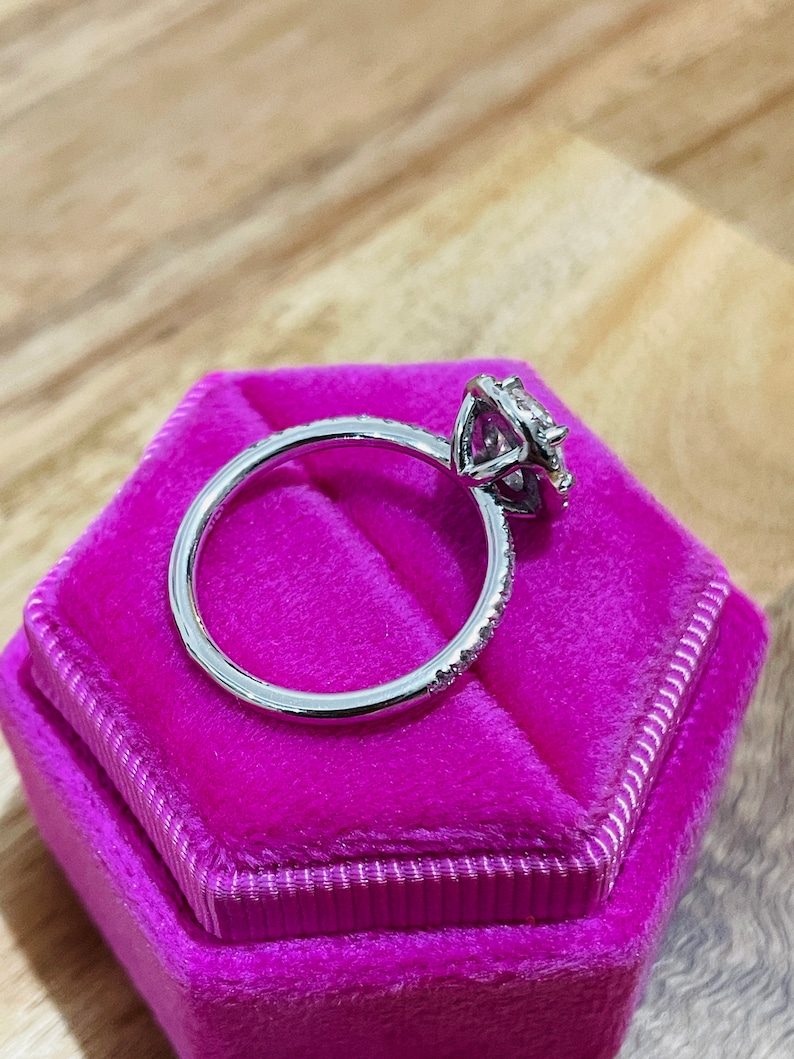 Anillo de compromiso solitario ovalado estilo halo con detalles de ...