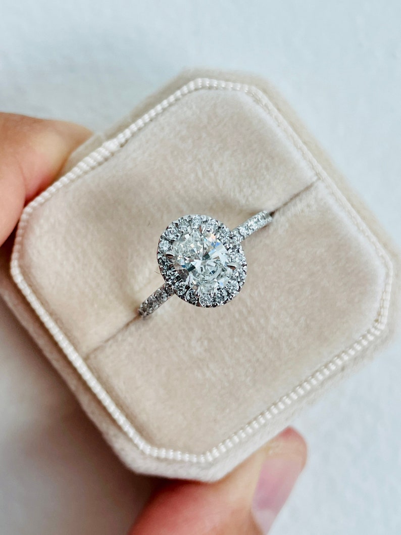 Anillo de compromiso solitario ovalado estilo halo con detalles de ...
