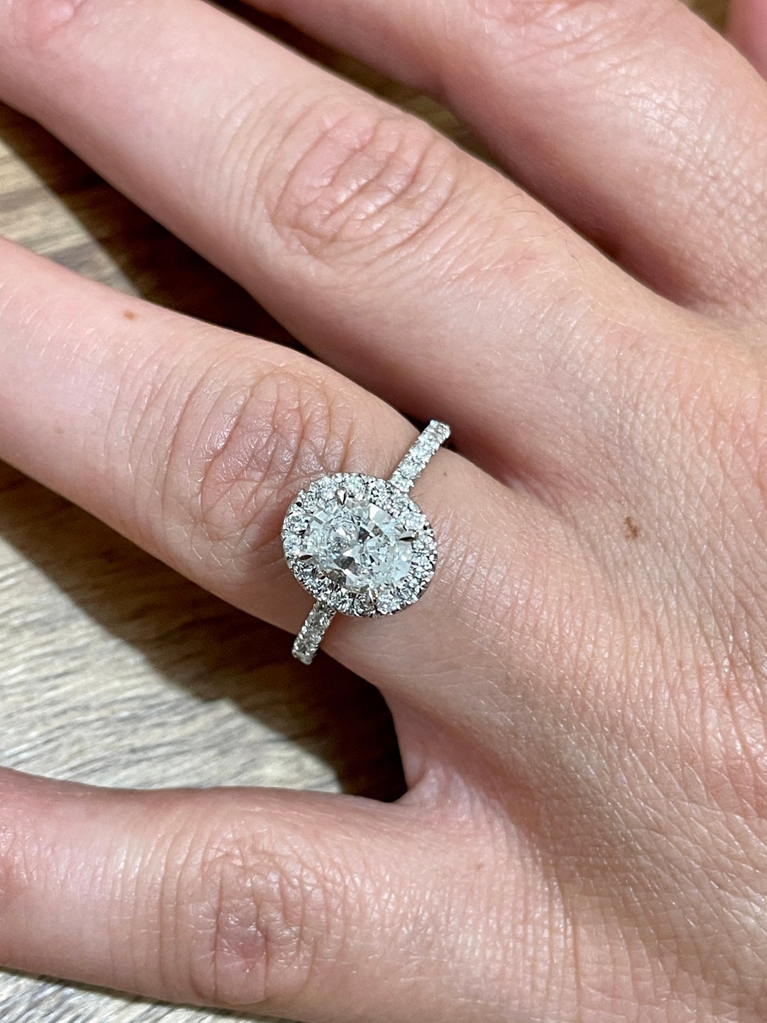 Anillo de compromiso solitario ovalado estilo halo con detalles de ...