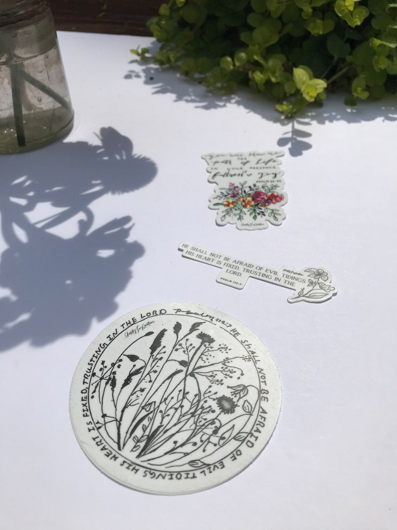 Circle Bible Verse Sticker/ Psalm 112:7/ Christian Sticker/ - Etsy