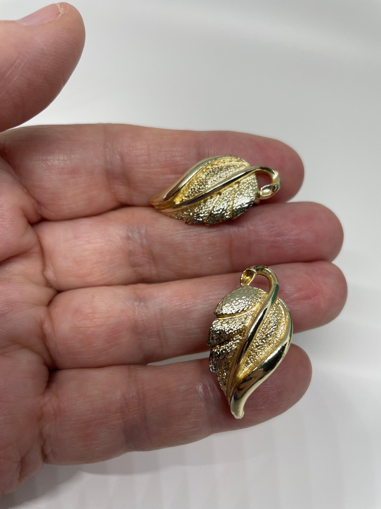 Early Vintage DES Pat Pend Coro Goldtone Leaf Screw Back - Etsy