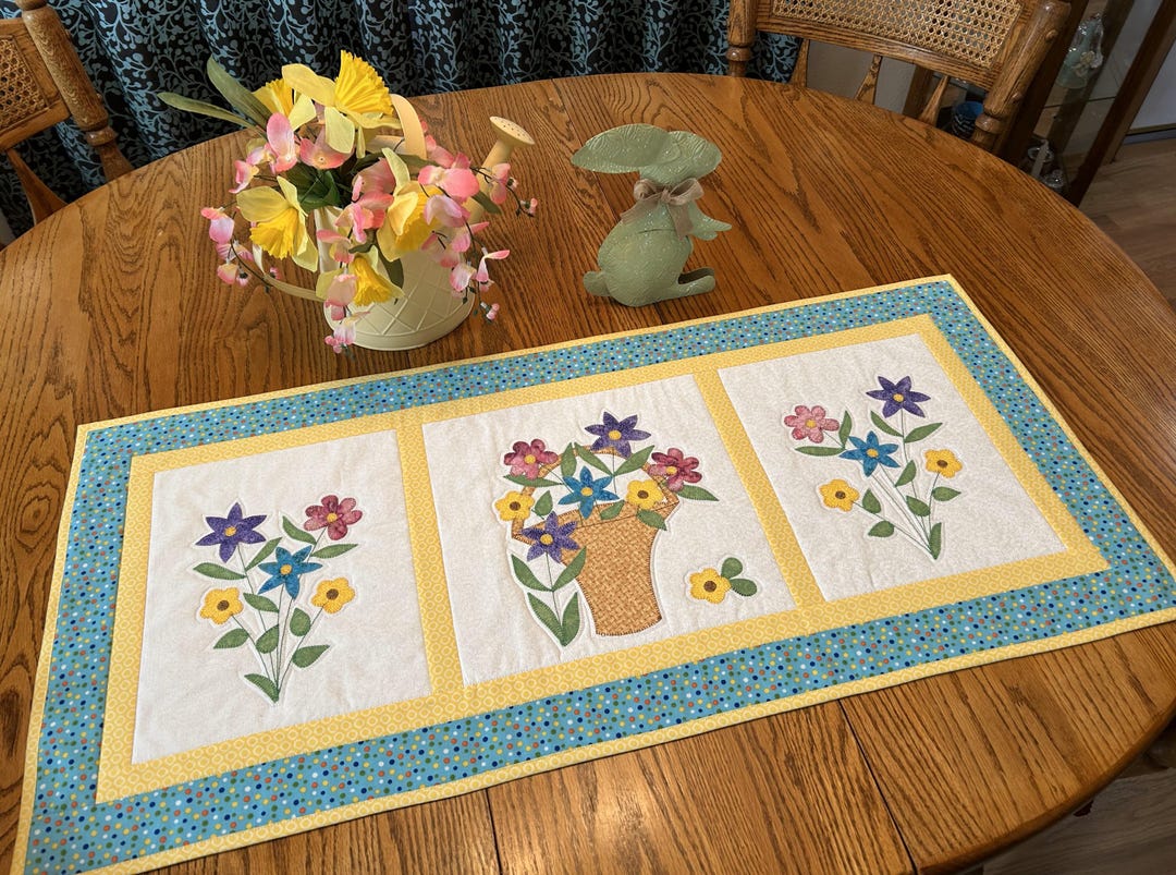 Pretty Quilted Spring Flowers Table Runner ~ Summer Table Centerpiece ...