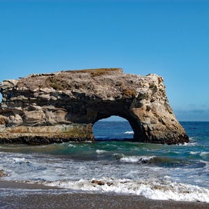 Arch in the Sea at Natural Bridges State Beach, Santa Cruz, California ...
