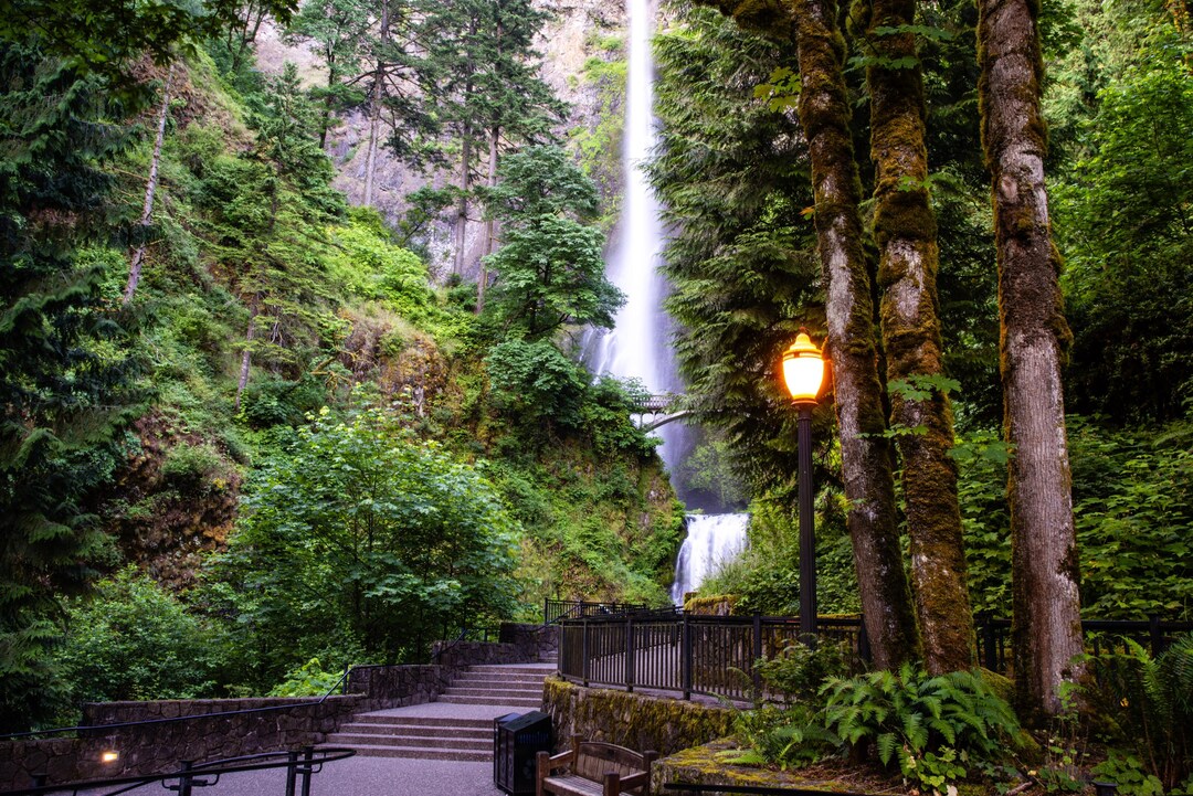 Steetlights at Waterfalls Viewing Area, Multnomah Falls Located on ...