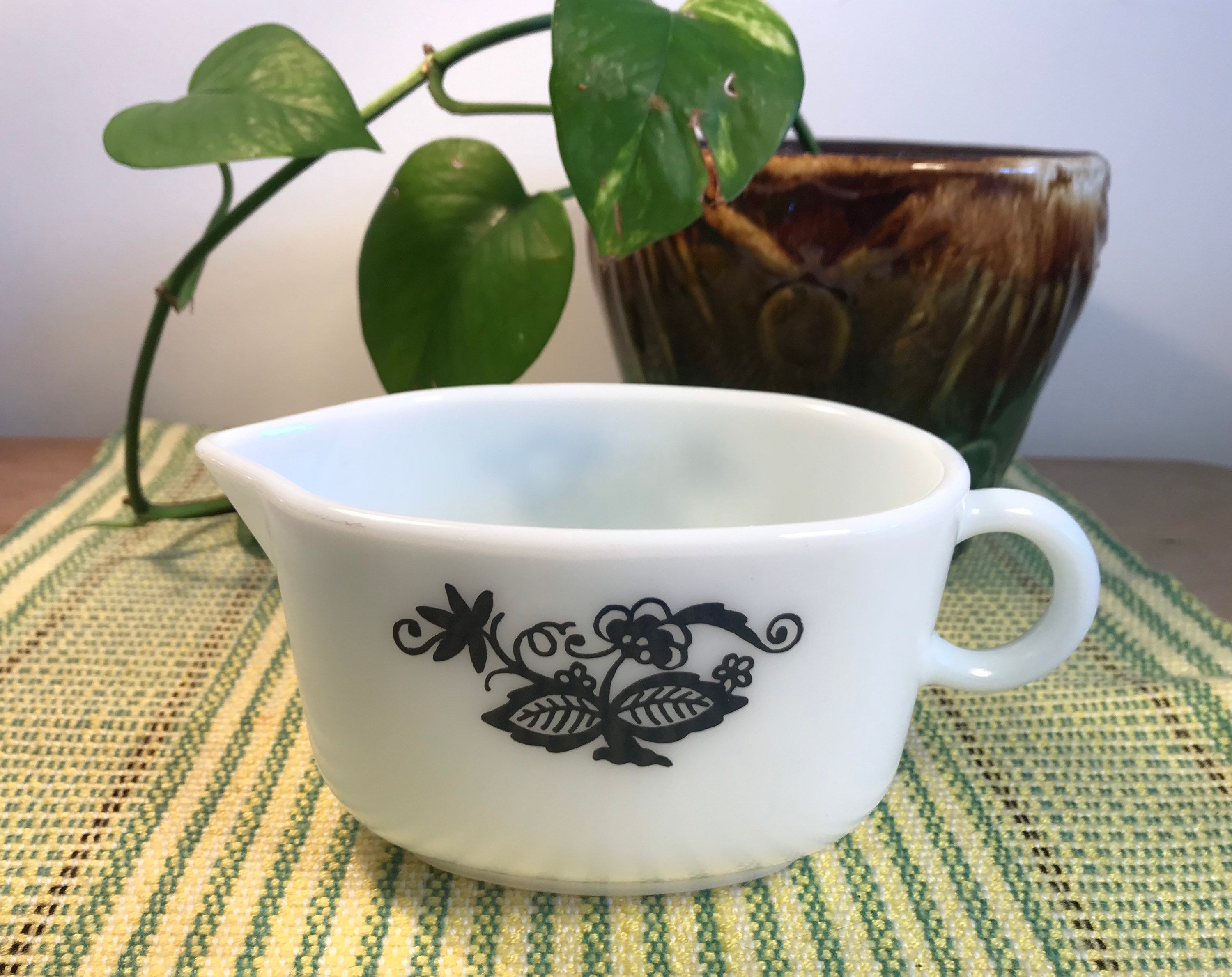 Pyrex Corning Vintage Dish/saucer Dish/gravy Boat/milkglass - Etsy