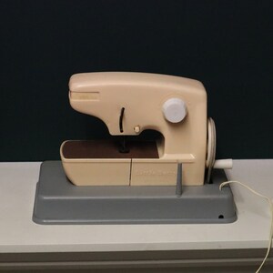 1970's Little Betty Childs Sewing Machine - Battery Operated With Foot ...
