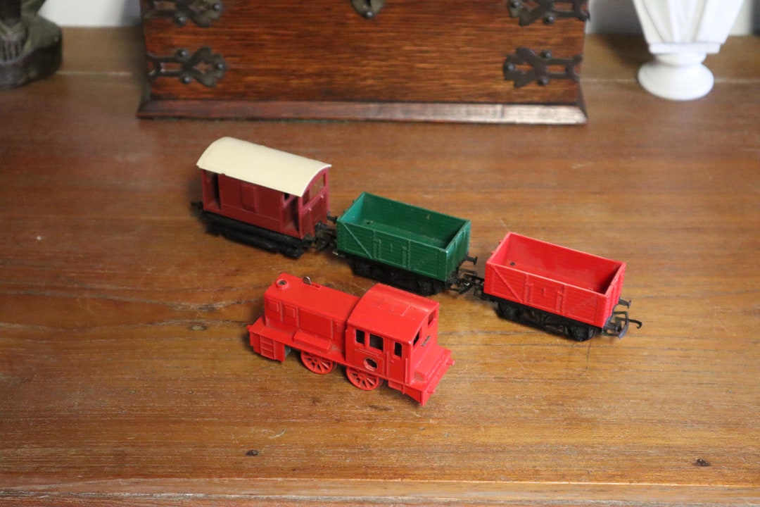 1960's Triang Clockwork Locomotive With X3 Carriages - Working Key-wind ...