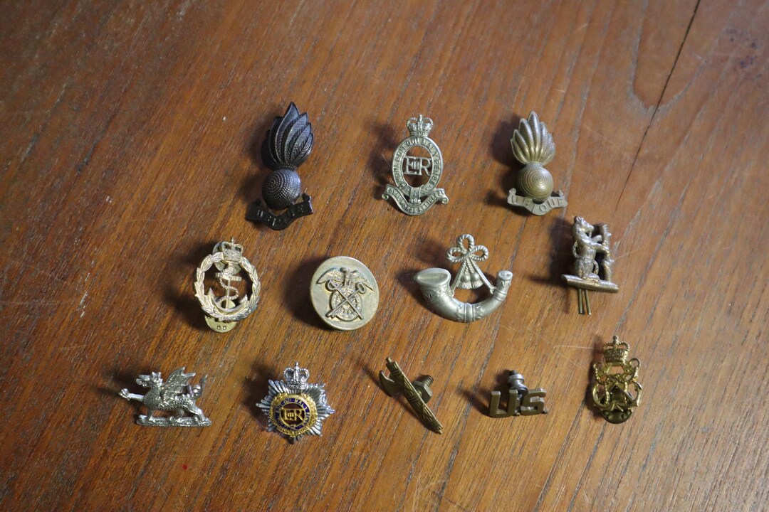 X12 WW1 & WW2 Military Badges Inc British and US Collar and Shoulder ...