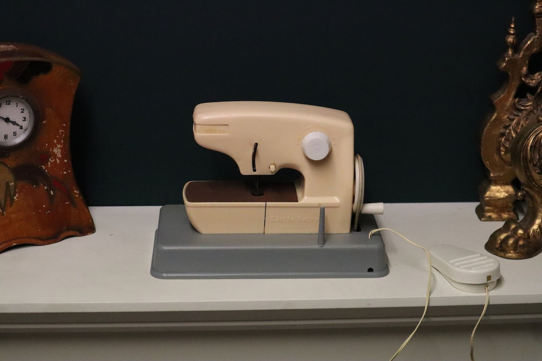 1970's Little Betty Childs Sewing Machine - Battery Operated With Foot ...