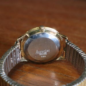 1970's Men's Accurist Dress Style Watch With 21 Jewel Movement in Gold ...