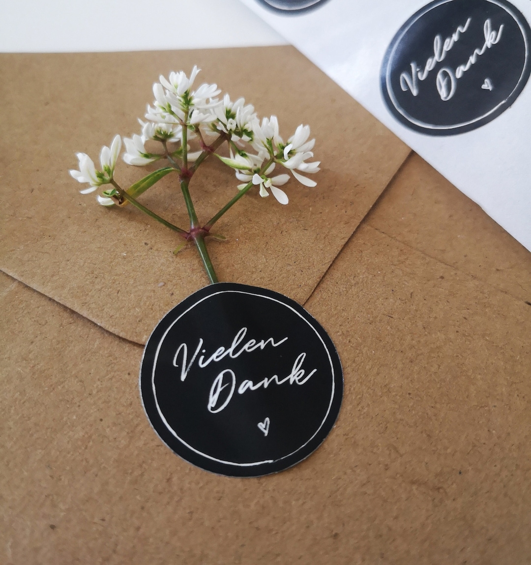 Autocollant/étiquette Merci beaucoup noir et blanc avec coeur Ø3 cm ou ...
