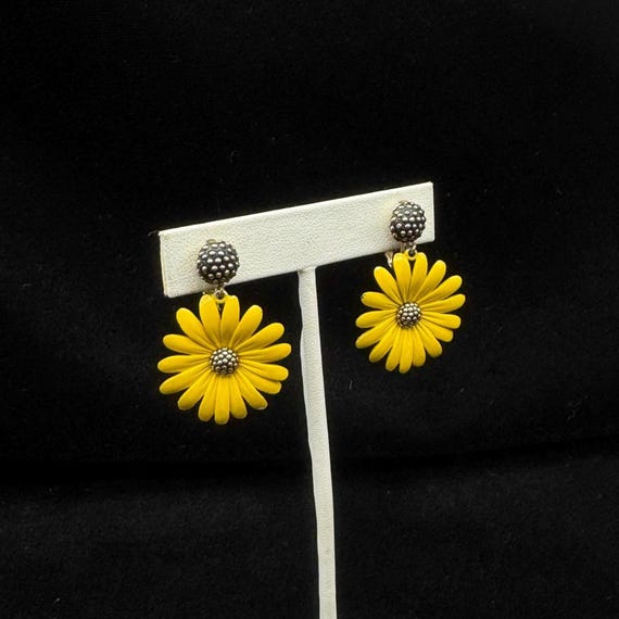 Vintage Kramer Yellow Daisy Clip-On Earrings - Gem