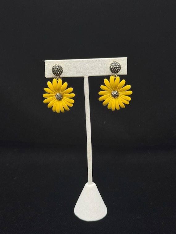 Vintage Kramer Yellow Daisy Clip-On Earrings - Gem