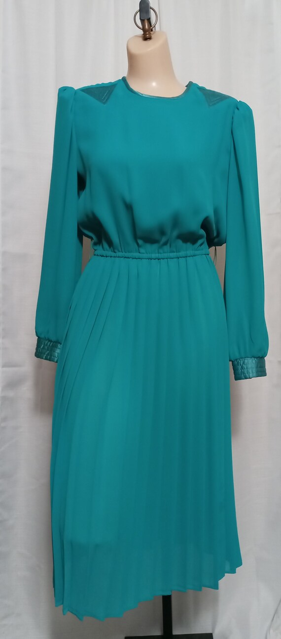 Vintage green dress with shoulder patches - Gem