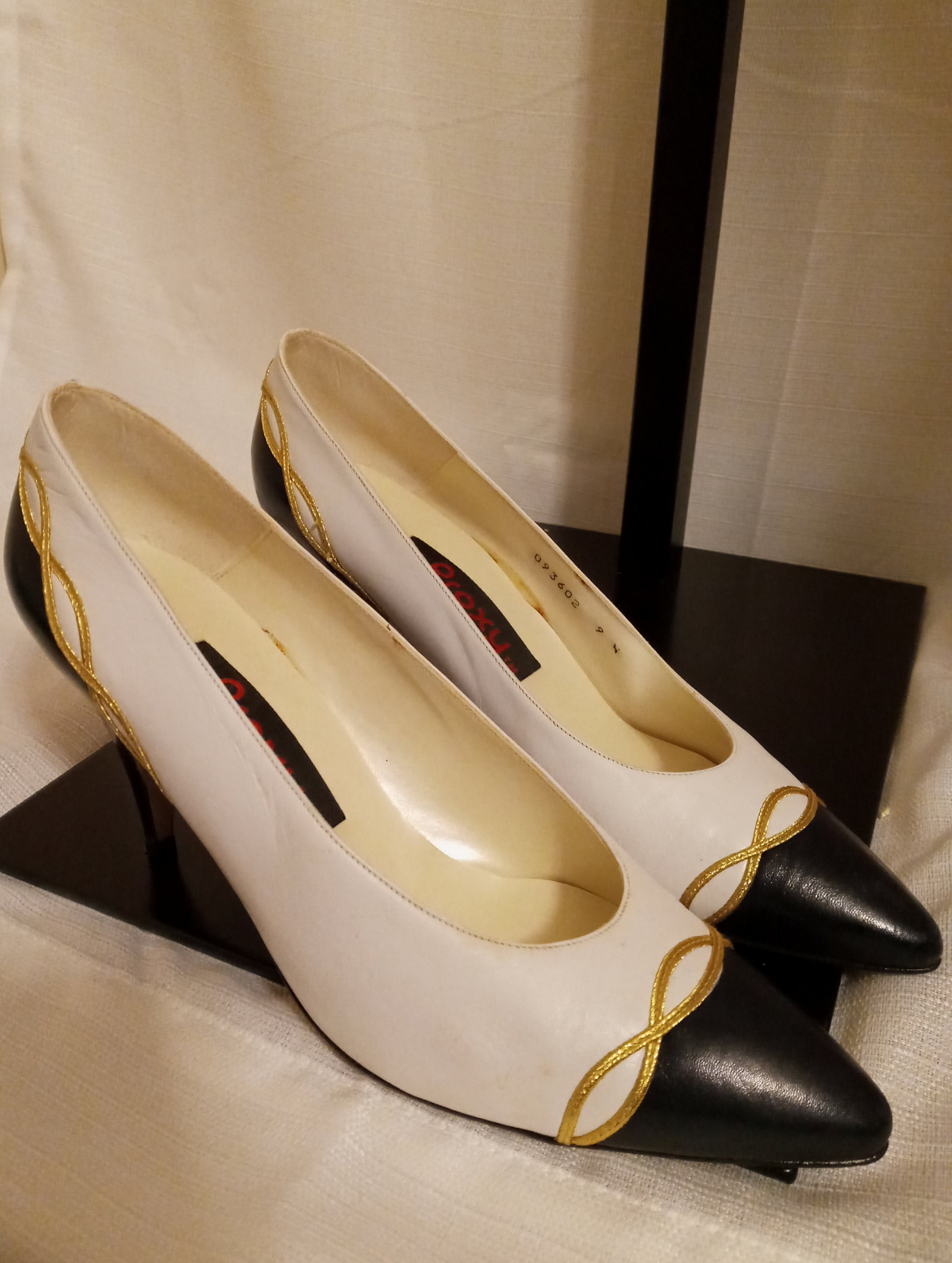 Vintage White and Navy Pumps - Etsy