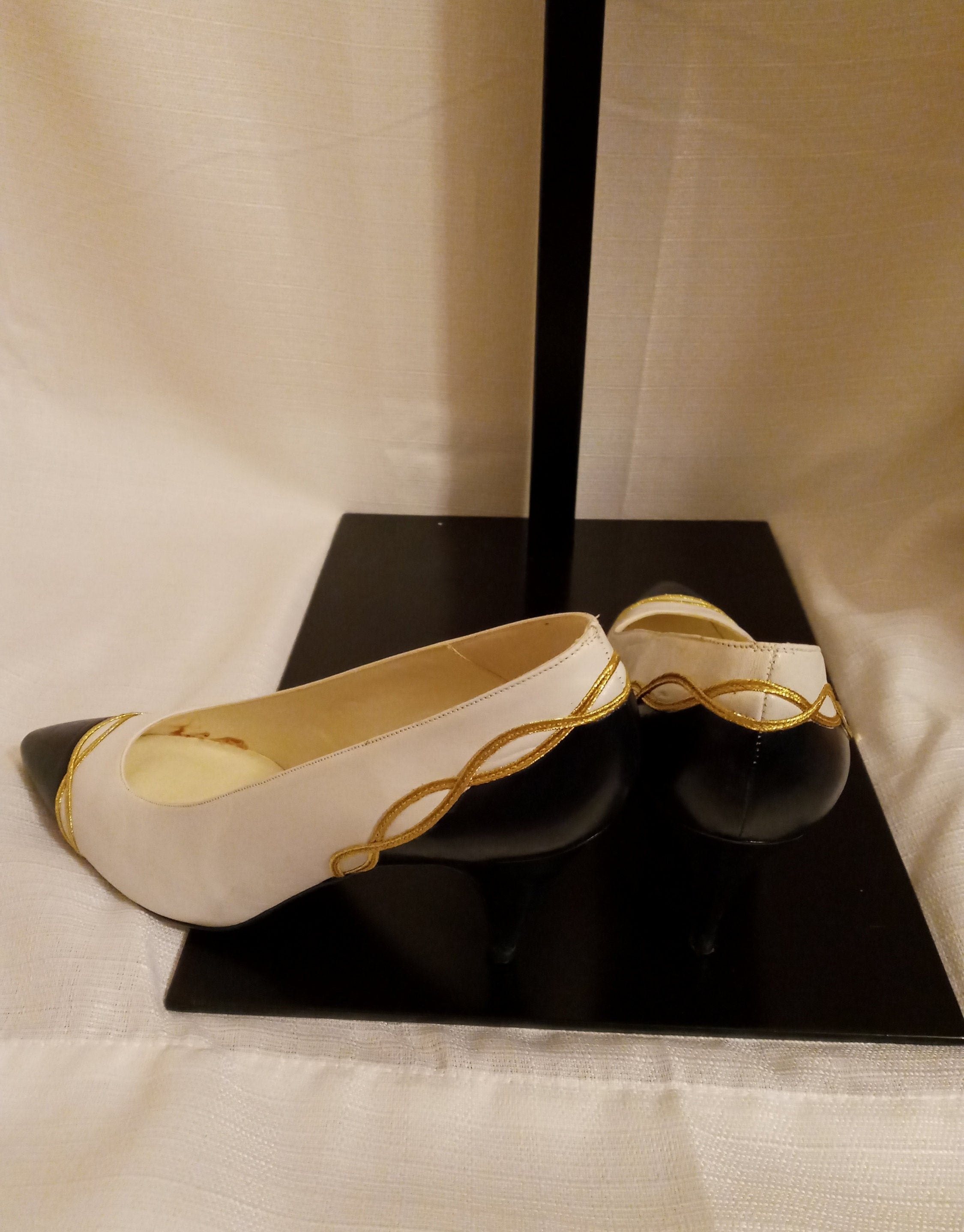 Vintage White and Navy Pumps - Etsy