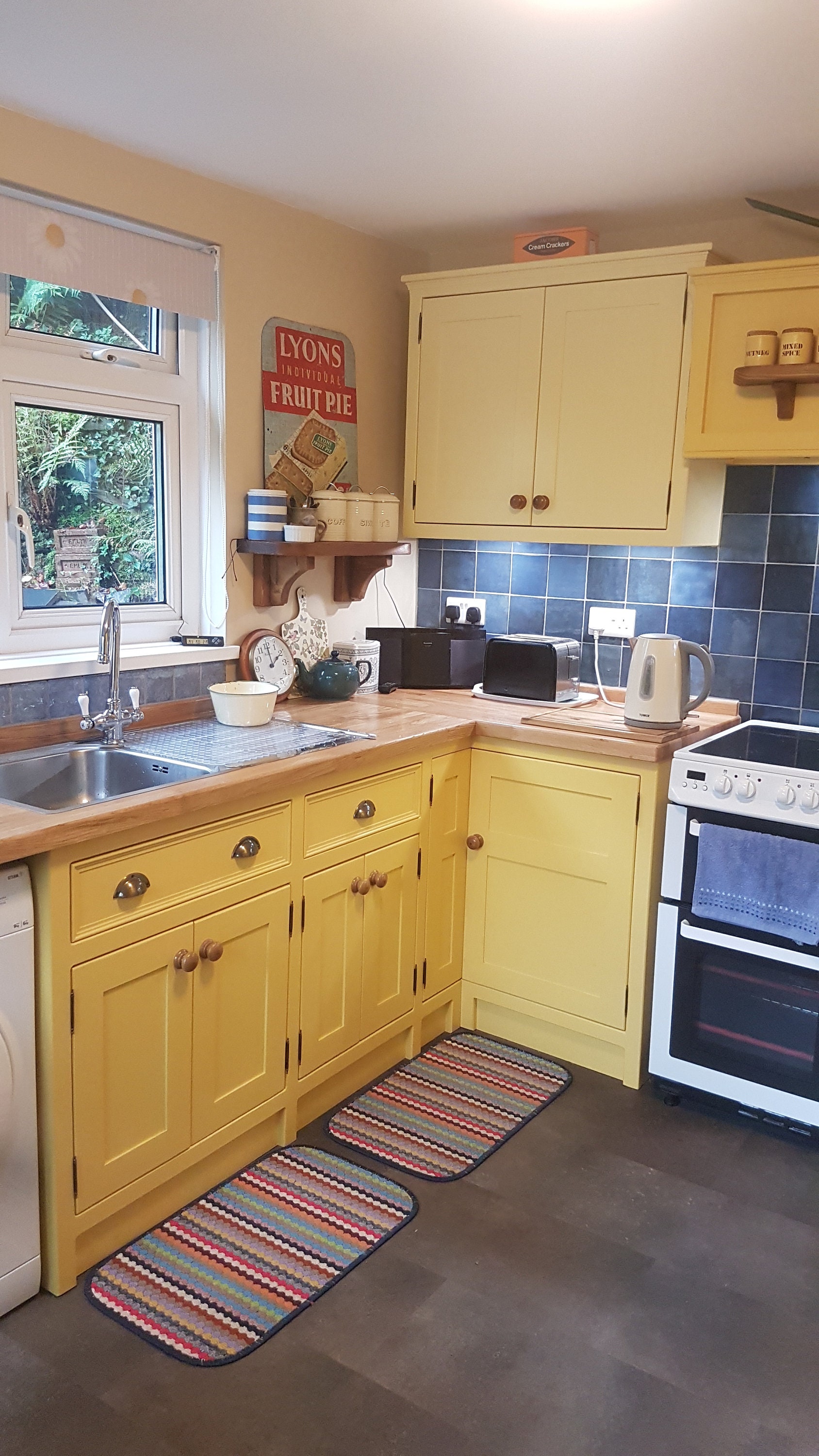 Handmade Traditional Freestanding Shaker Style Cottage Kitchen Painted ...