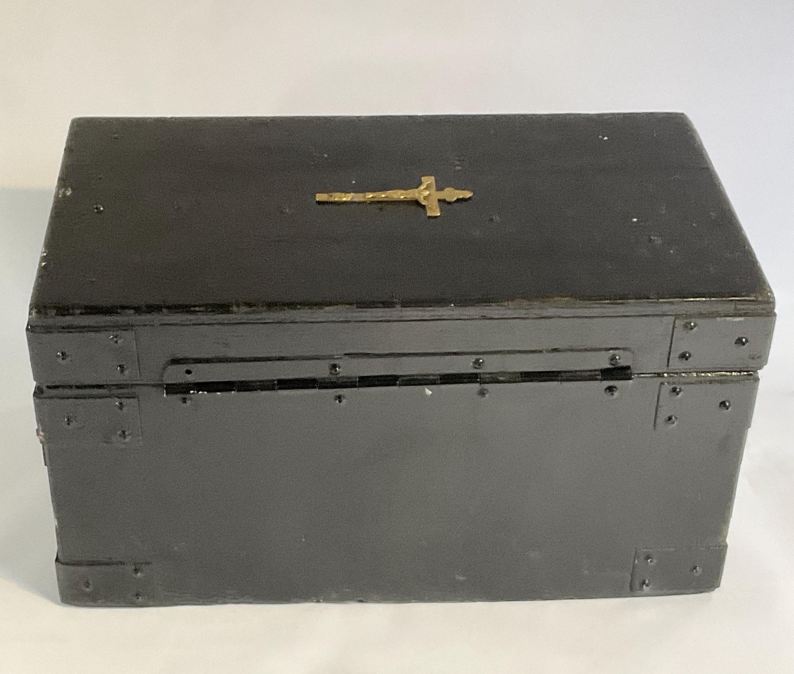Vintage Vampire Hunting Kit Gothic Curiosity in Black Wooden Chest ...