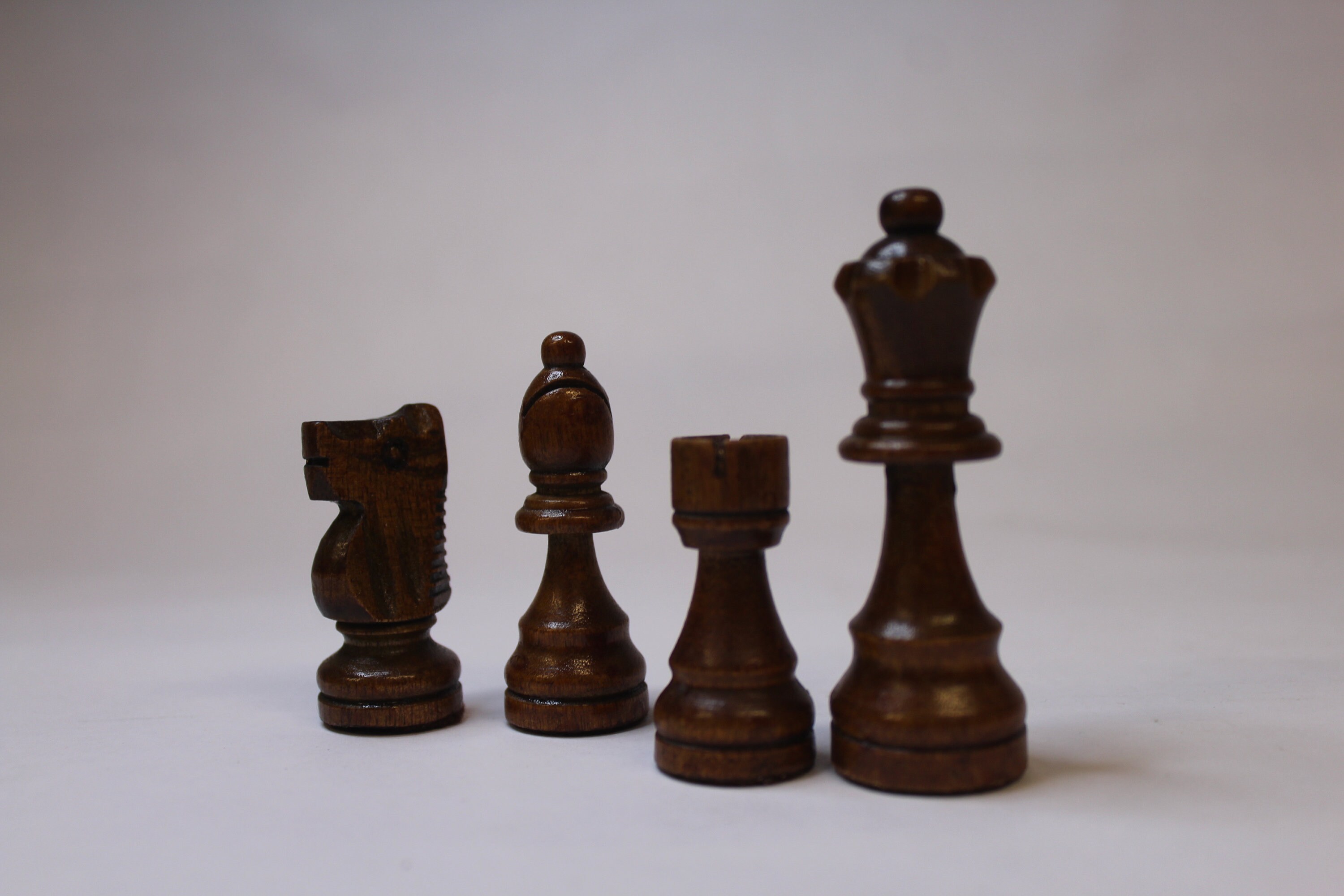 Vintage Quality Wooden Chess Set in a Wooden Box With a Knotted Grain ...