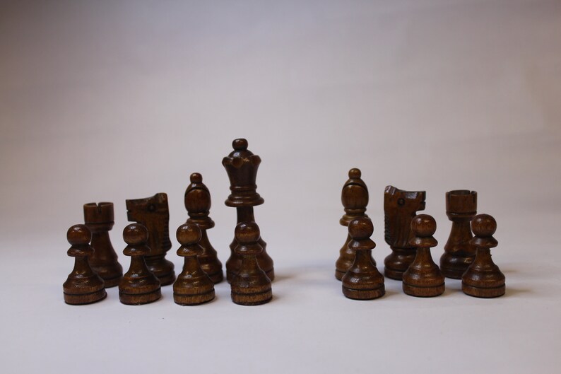Vintage Quality Wooden Chess Set in a Wooden Box With a Knotted Grain ...