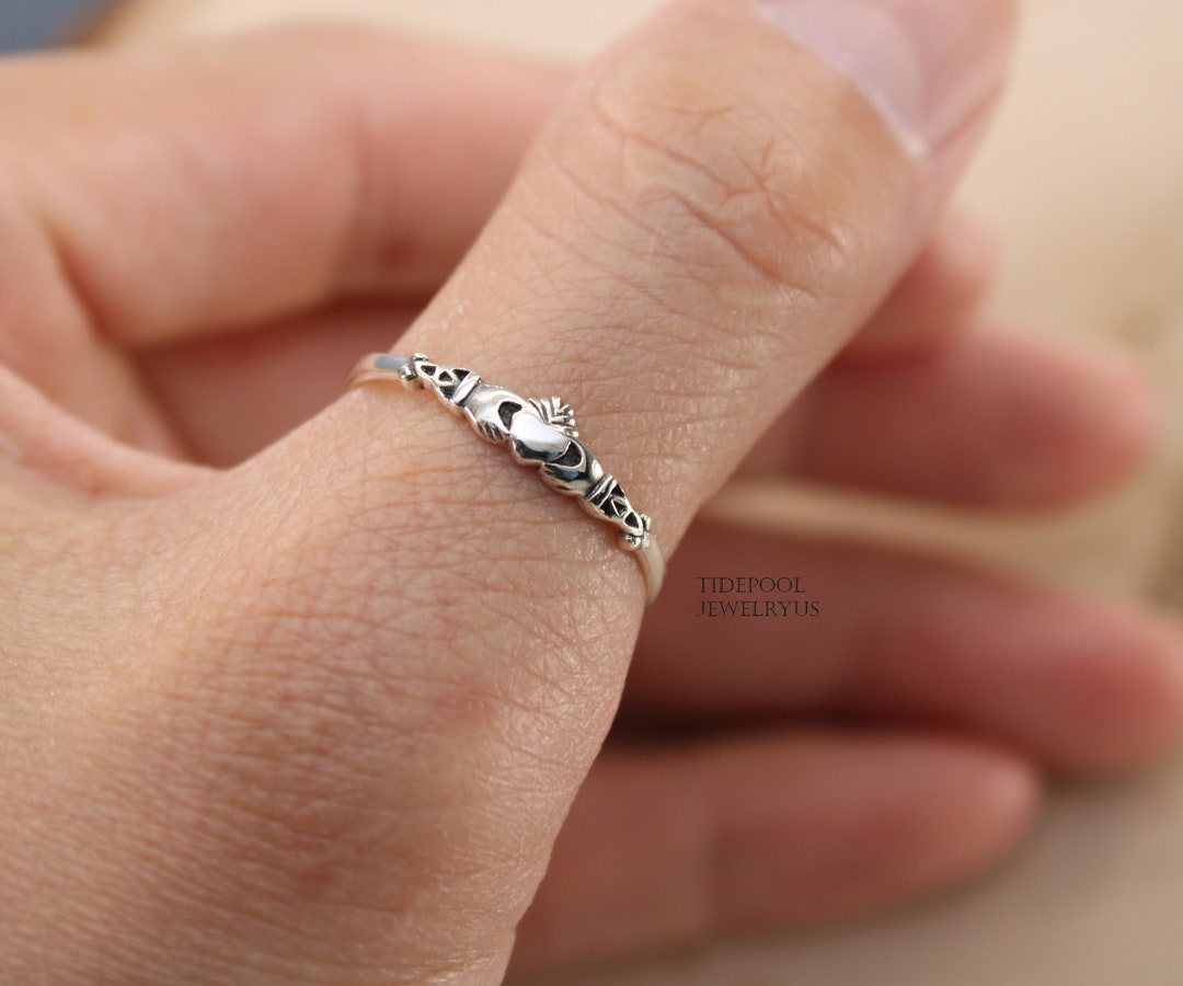 Anillo claddagh irlandés celta diminuto de plata de ley - Etsy México