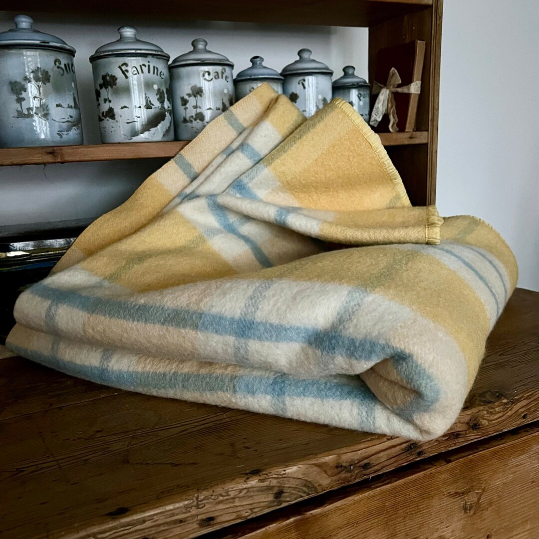 Vintage Cream Yellow and Blue Heavy Bed Blanket Pyreneenne - Etsy