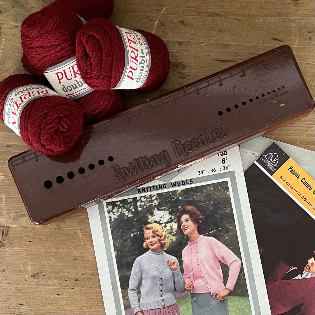 Vintage Bakelite Knitting Needle Storage Box With Lots of Knitting ...