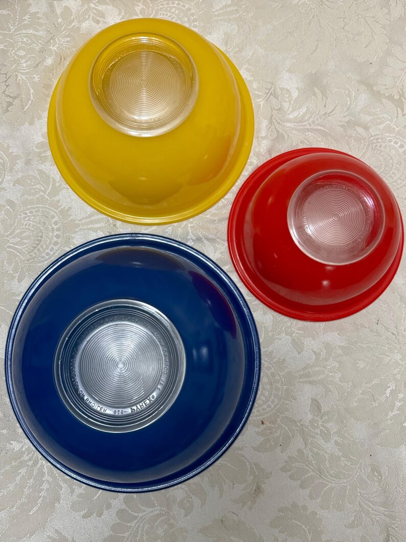Pyrex Set of 3 Primary Colors Nesting Mixing Bowls #322, #323 and #325 ...