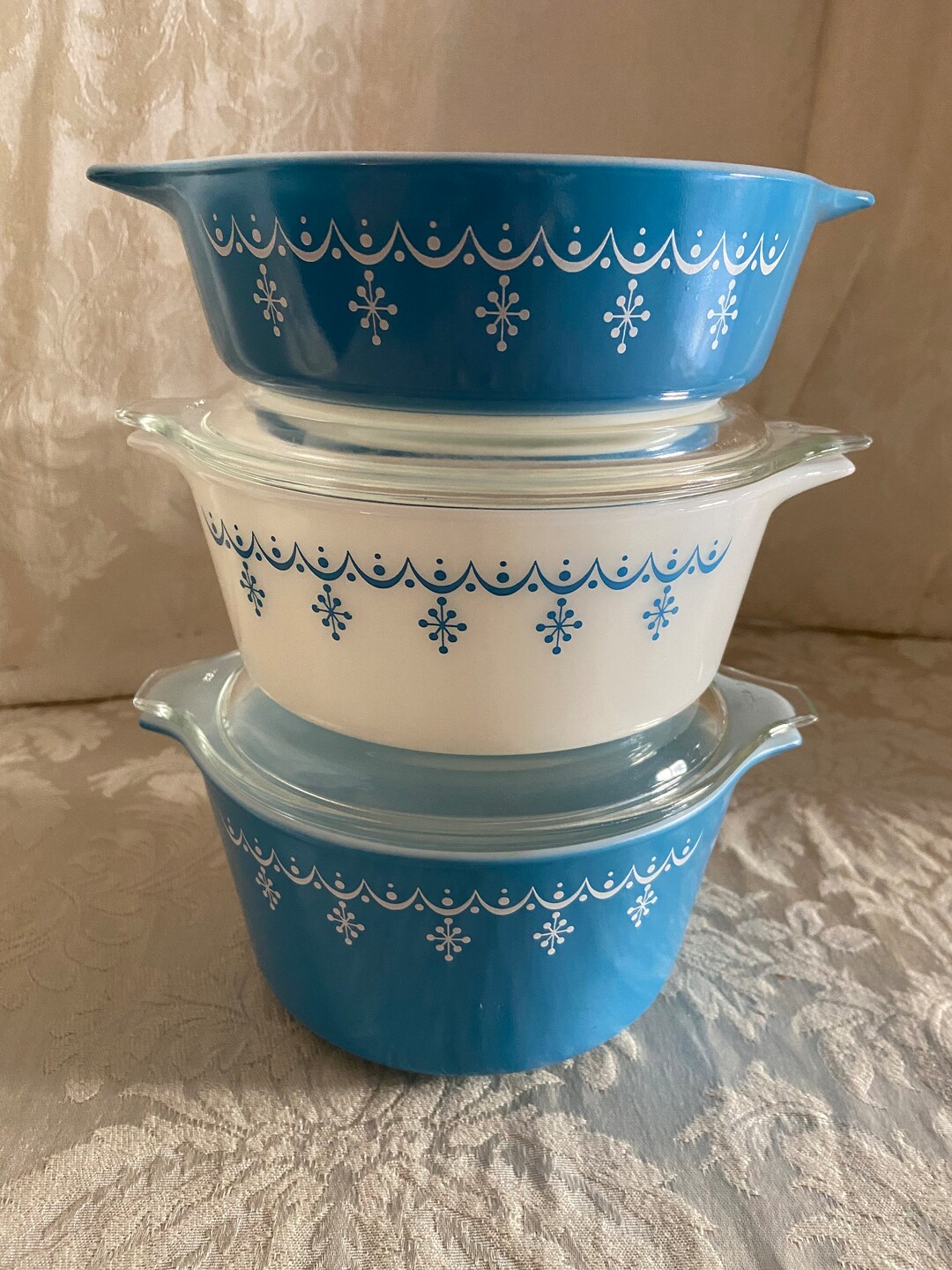 Pyrex Blue and White Snowflake Garland Set of 3 Casseroles With 2 Lids ...